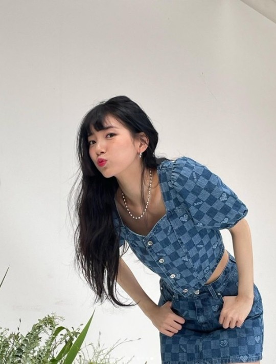 Suzy, whatever you wear, it's a pictorial. "Fresh Spring Messenger".