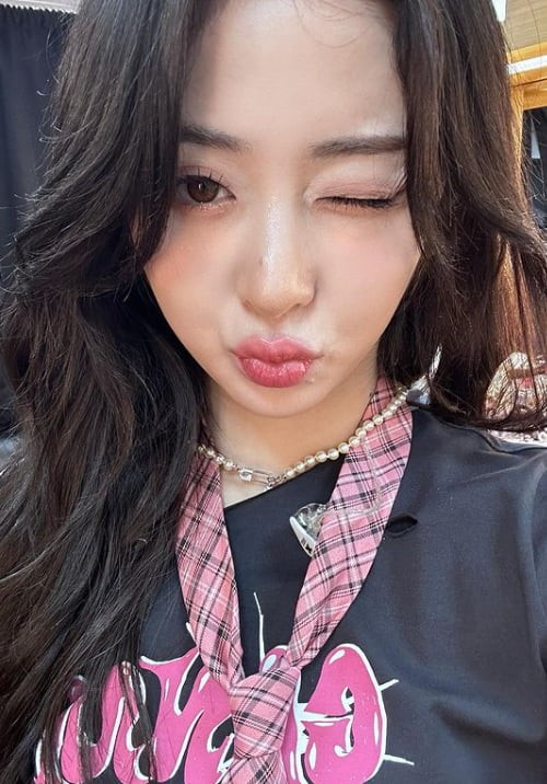 Lecera Pim Heo Yoonjin, cutely "wink wink"