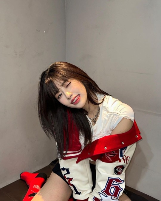 아이브 안유진, 빨간 양말 신고 도발적 자세