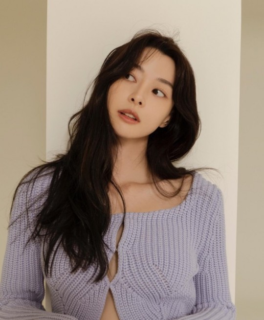 권나라, 가슴 한가운데 묘하게 뚫린 니트로 뽐낸 매력