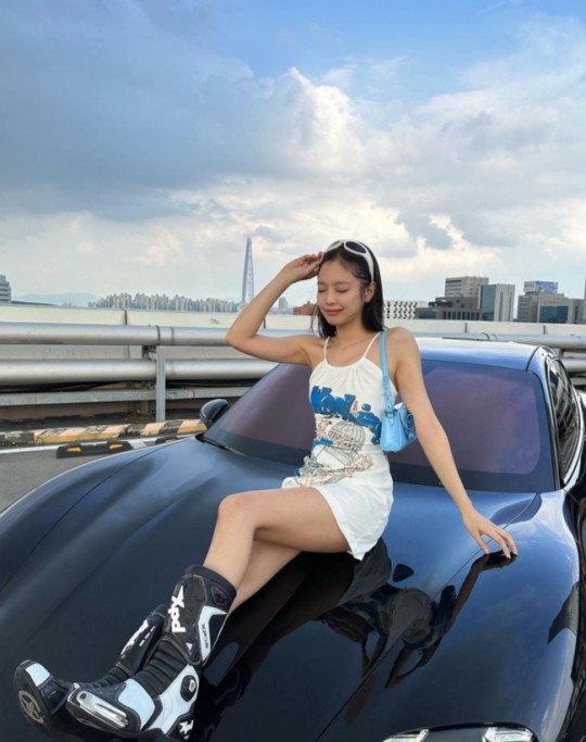 블랙핑크 제니, 시원한 레이싱 화보 '건강미 충만'